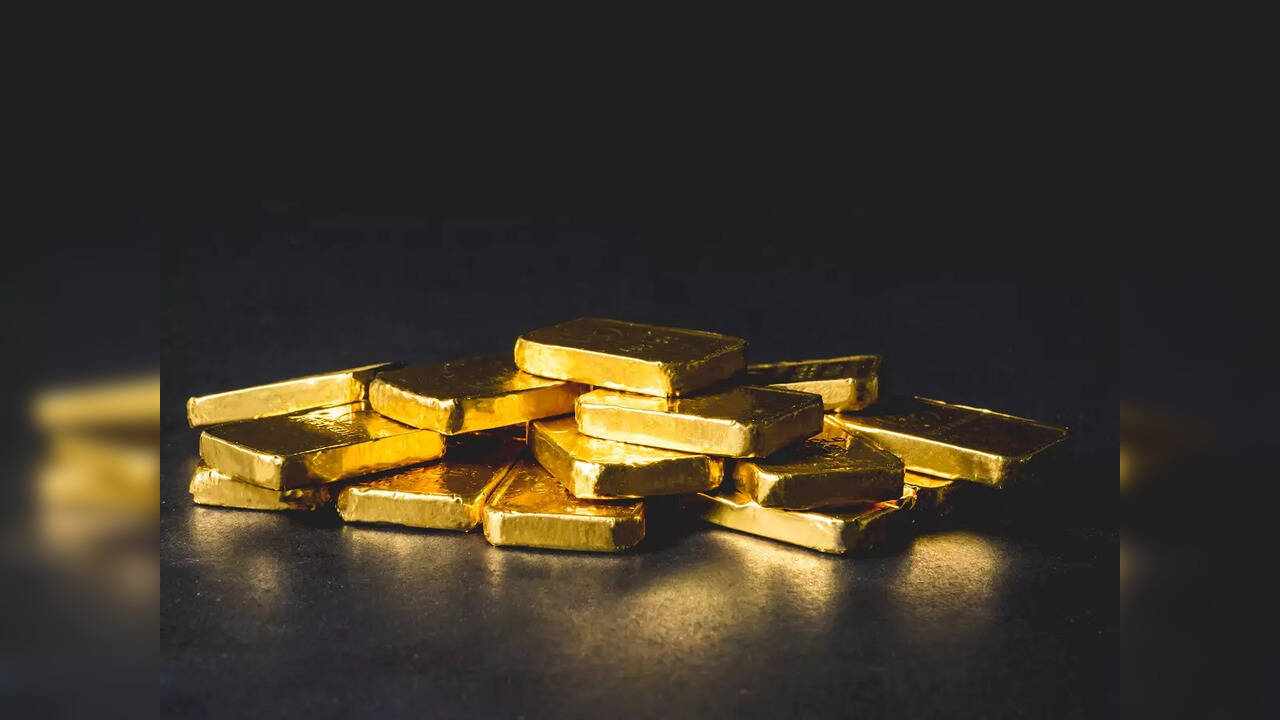 Tightening tremors and gold: Greed and fear