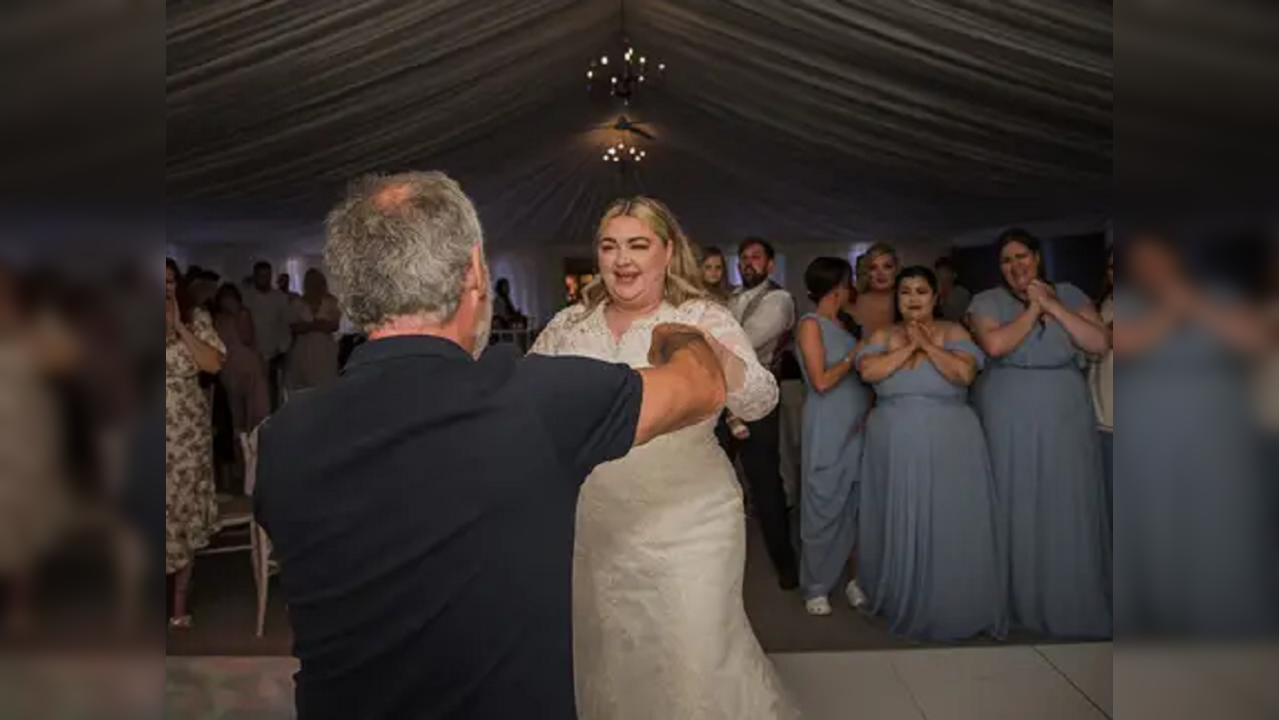 Bride carries on with her wedding by herself after groom fails to show ...