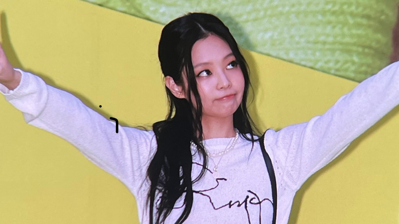 Blackpink star Jennie's trendy knit top is a total style steal at Rs ...