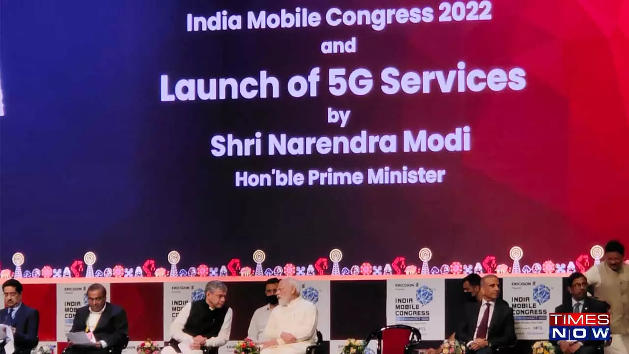 PM Modi experiences 5G use cases, drives a car remotely, AR, VR and ...