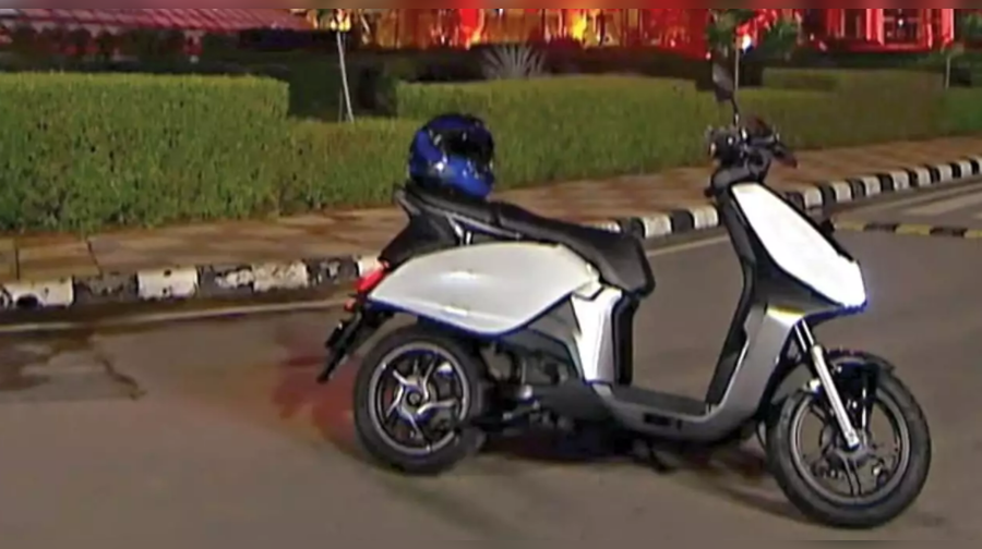 Hero Vida V1 Electric Scooter Launch: Price, Range, Variants, Riding ...