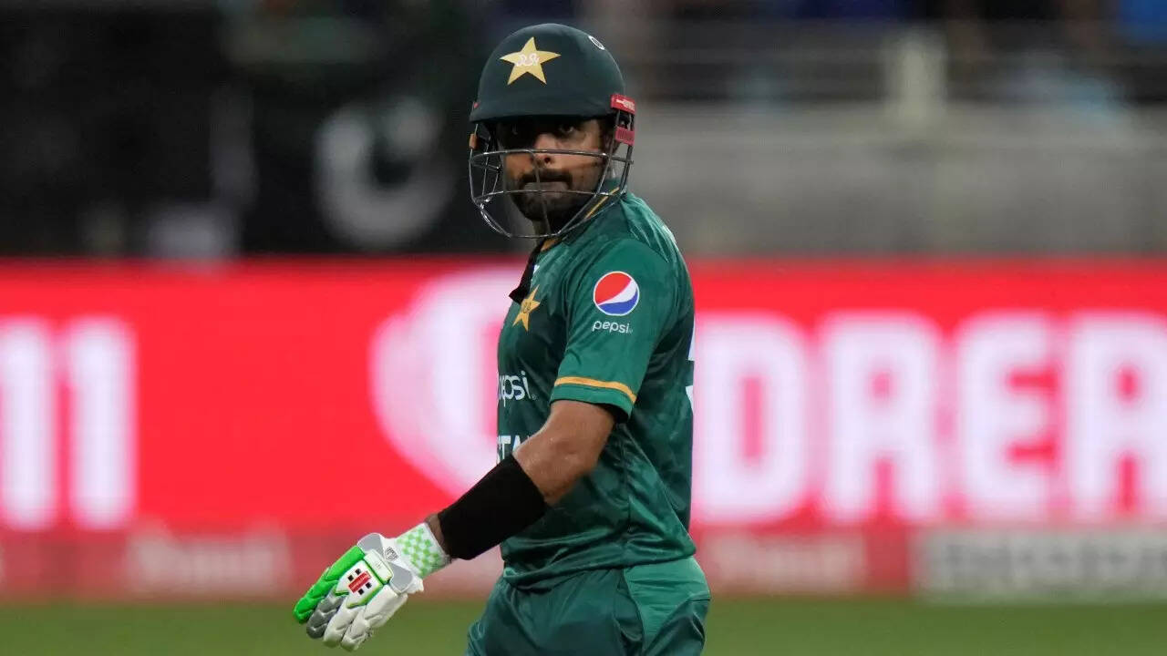 Why are they with the team if you have no confidence in them?: Hafeez ...