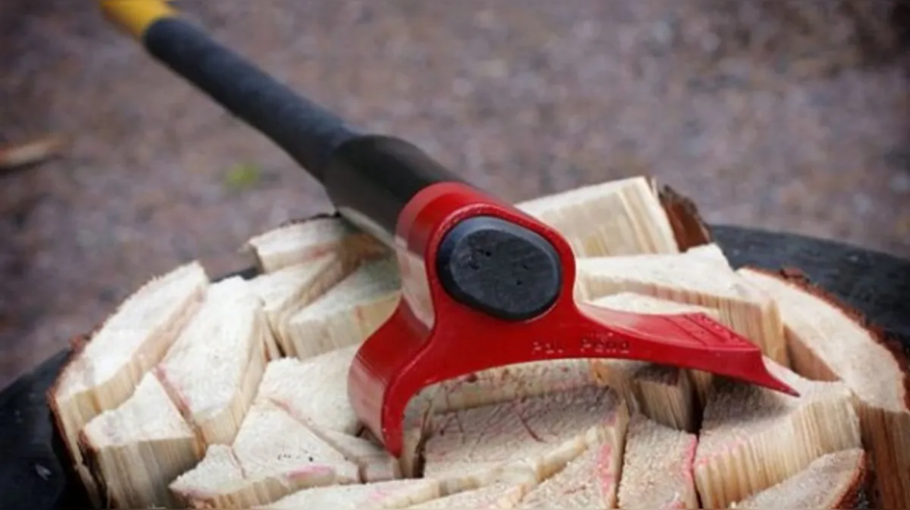 VIDEO: Inventor applies simple physics to improve axe that splits wood ...
