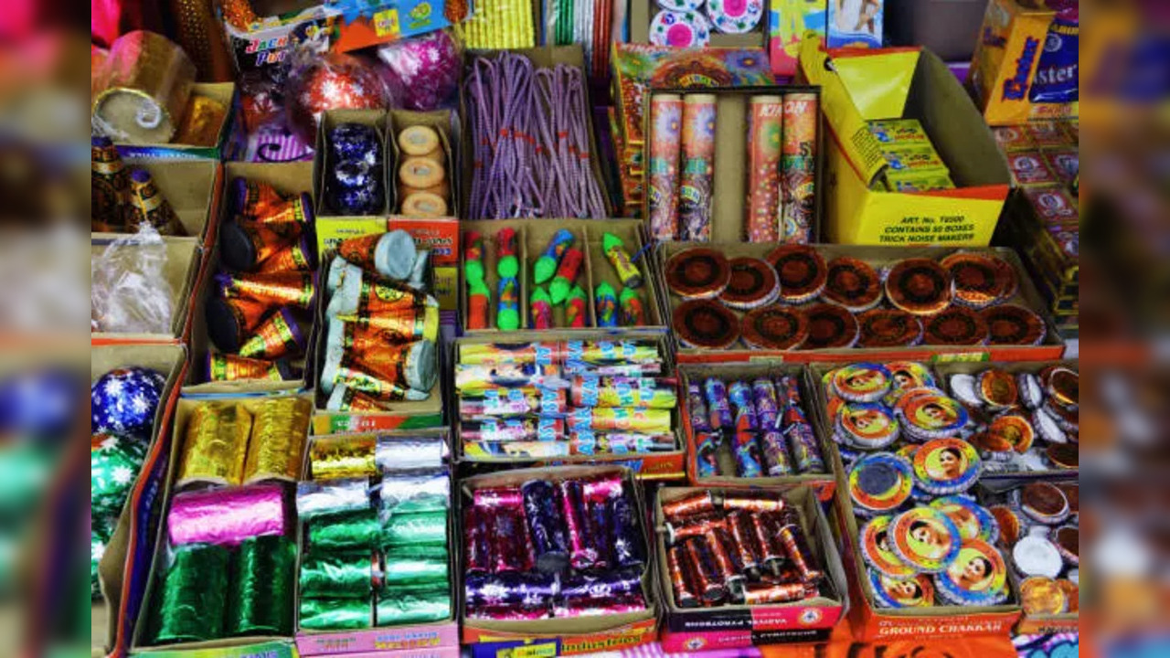 Delhi blanket ban on firecrackers stays, SC allows non-barium salt ...