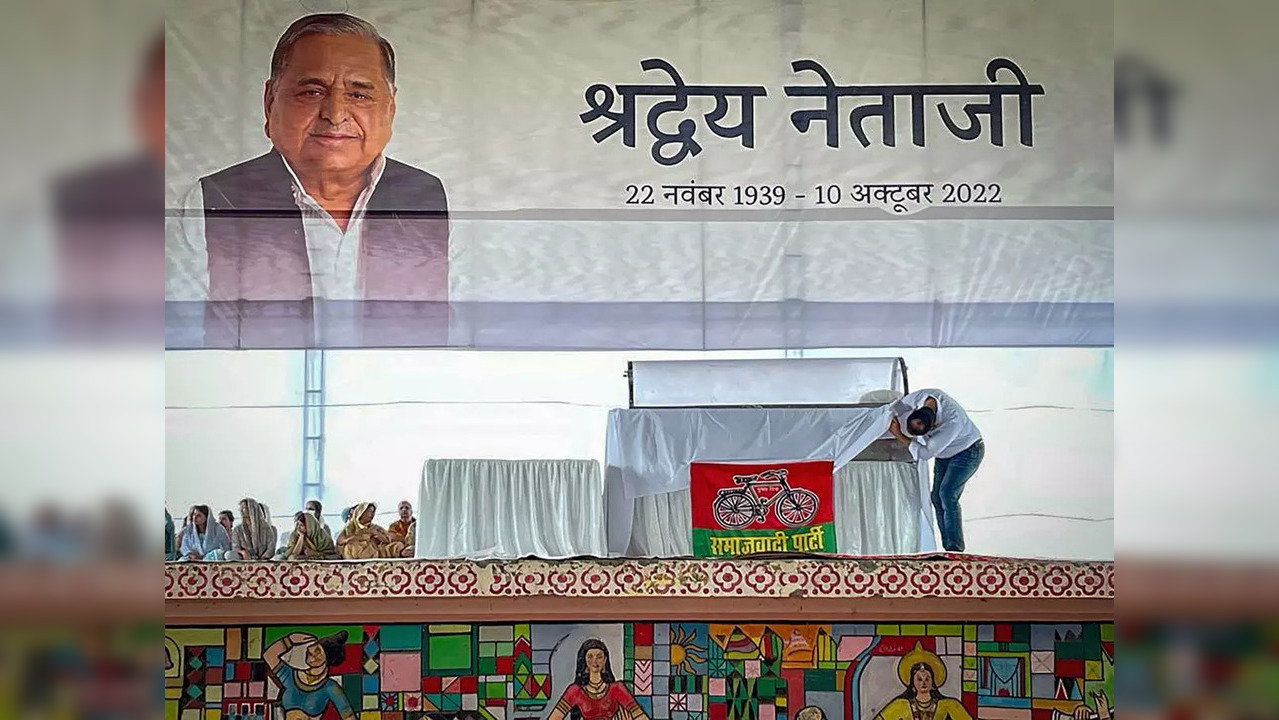Mulayam Singh Yadav’s last rites in native Saifai: How the university ...