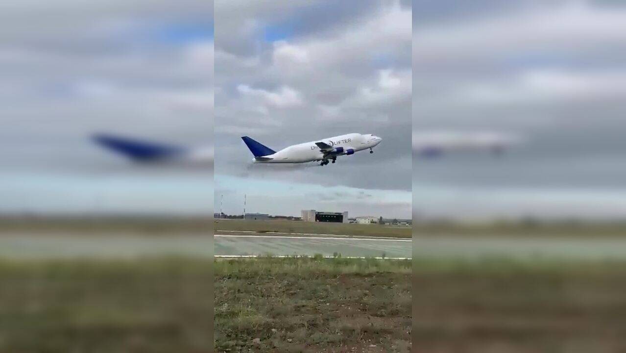 Shocking! 100 kg wheel of Boeing Dreamlifter falls off during take off ...