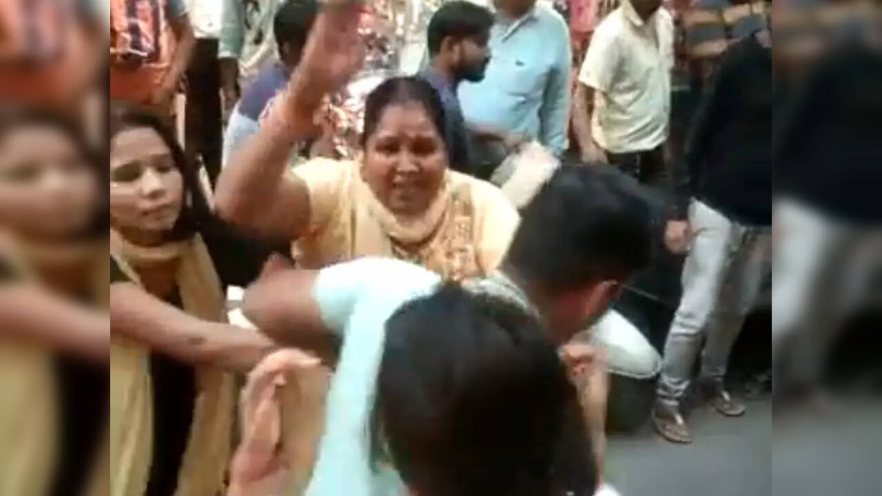 Ghaziabad Wife Catches Husband Shopping With Girlfriend For Karwa