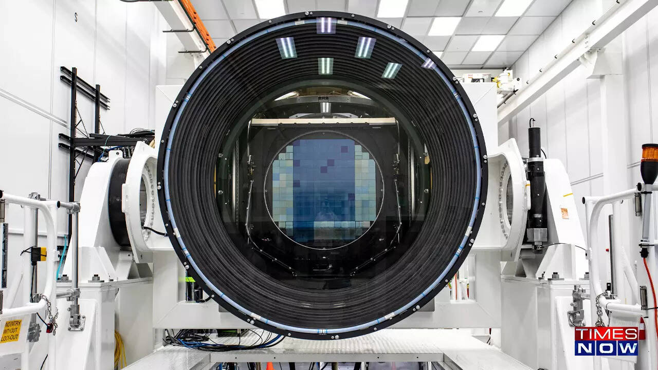 3200 megapixels, 5 foot lens, this is the world's largest digital ...