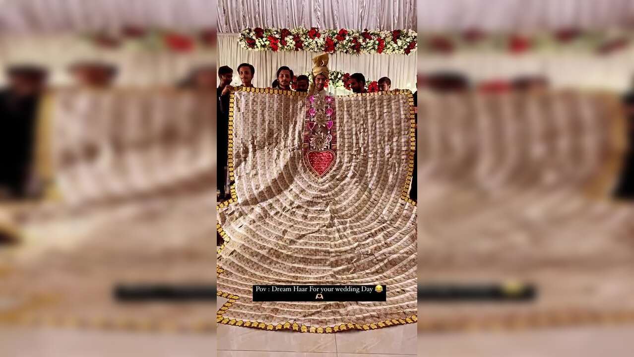 Viral video: Pakistan groom wears gigantic garland of currency notes on ...