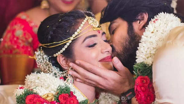 Harish Kalyan ties the knot with Narmada Udayakumar, showers his bride with kiss of love - see ...