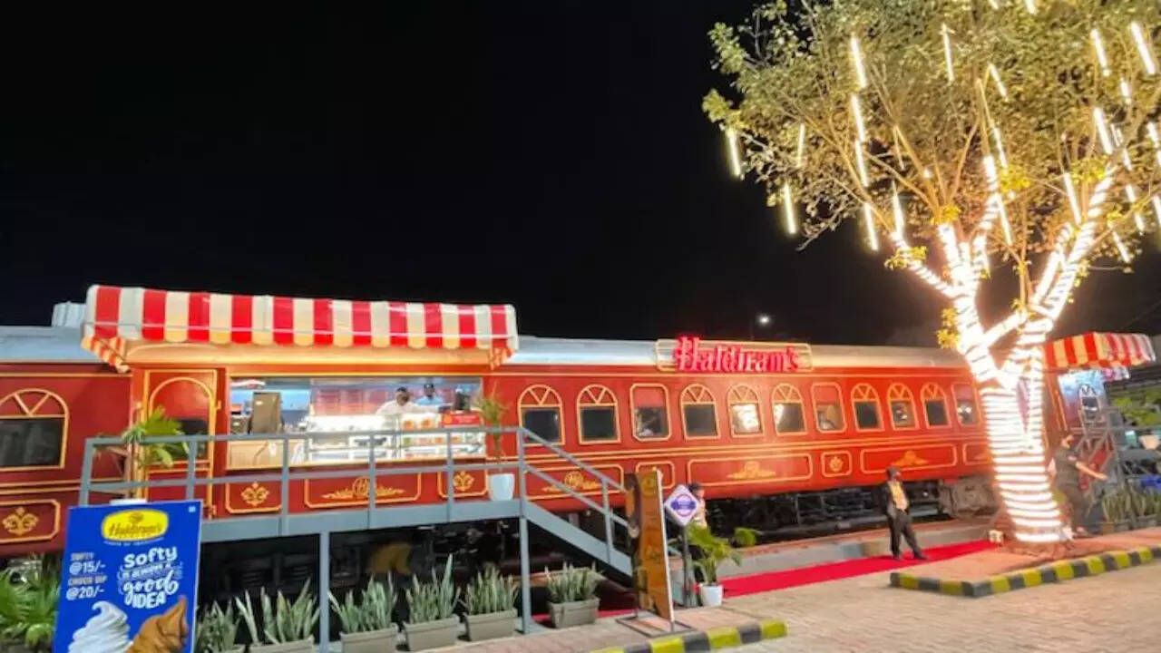 Attention, passengers: 'Restaurant on Wheels' will be arriving at Dadar ...