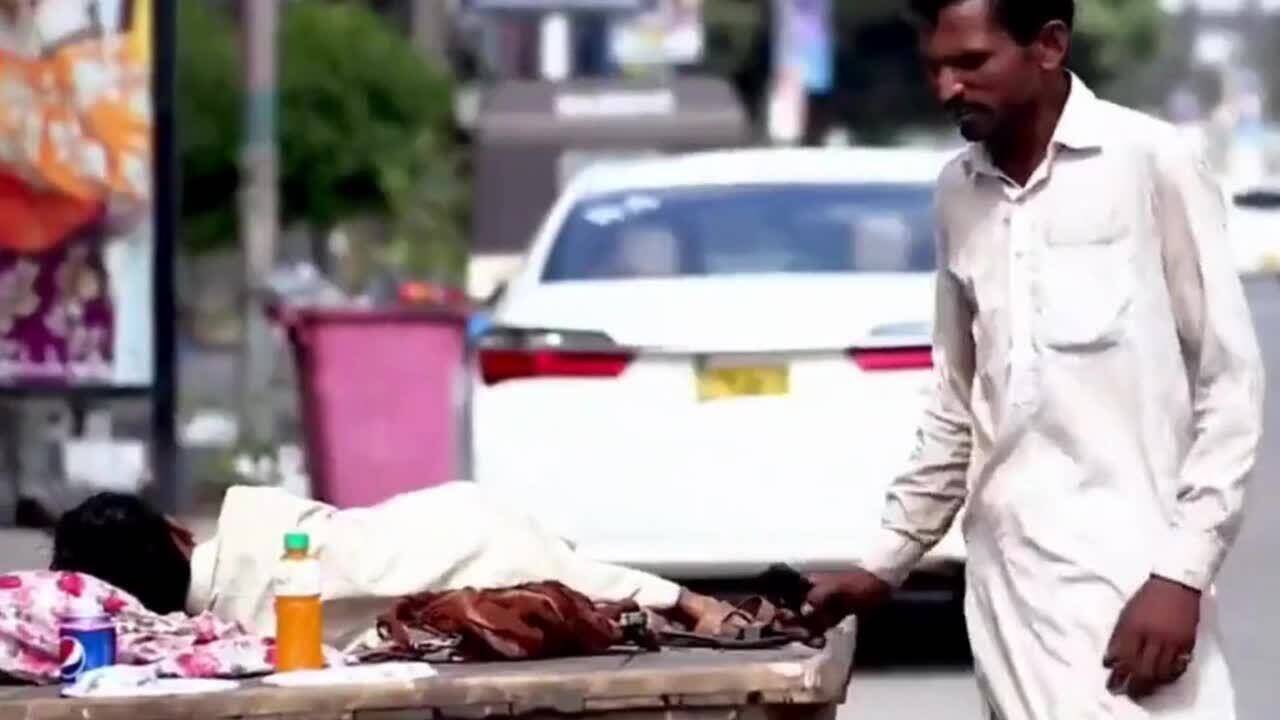 Viral video: Good Samaritan treats man, his child resting under ...