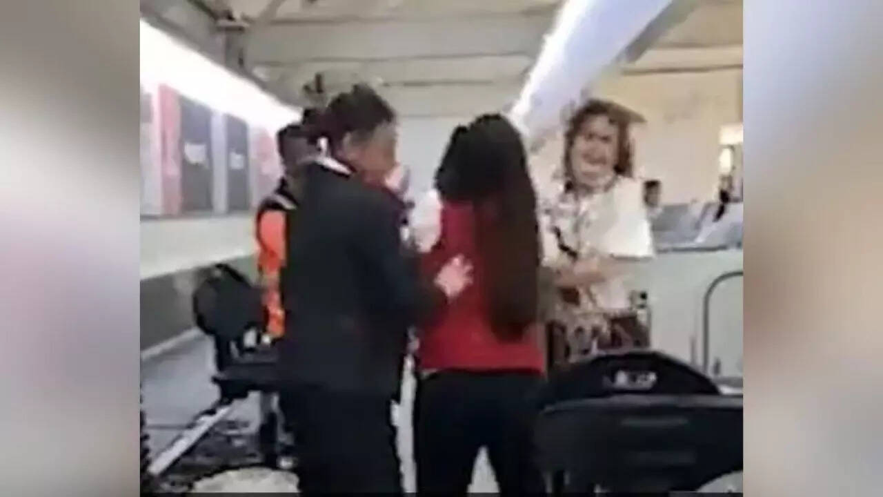 Woman attacks Emirates airline staff at Mexico airport - Watch viral ...