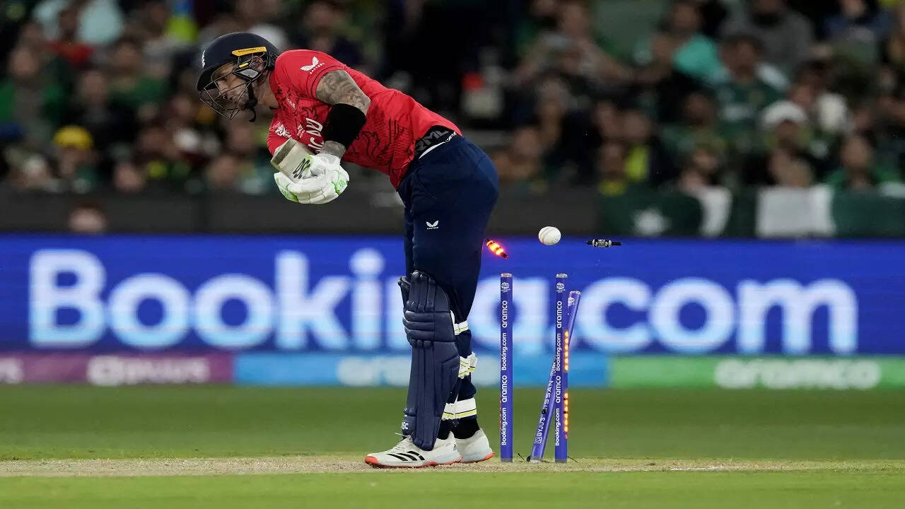 T20 World Cup final: Shaheen Afridi rattles Alex Hales' middle stump in ...