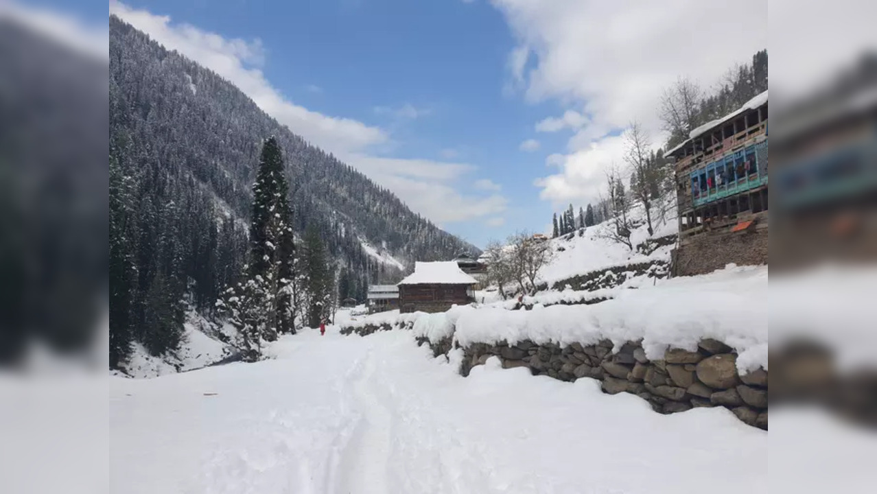 Kashmir receives snowfall in higher reaches, no winter vacations for ...