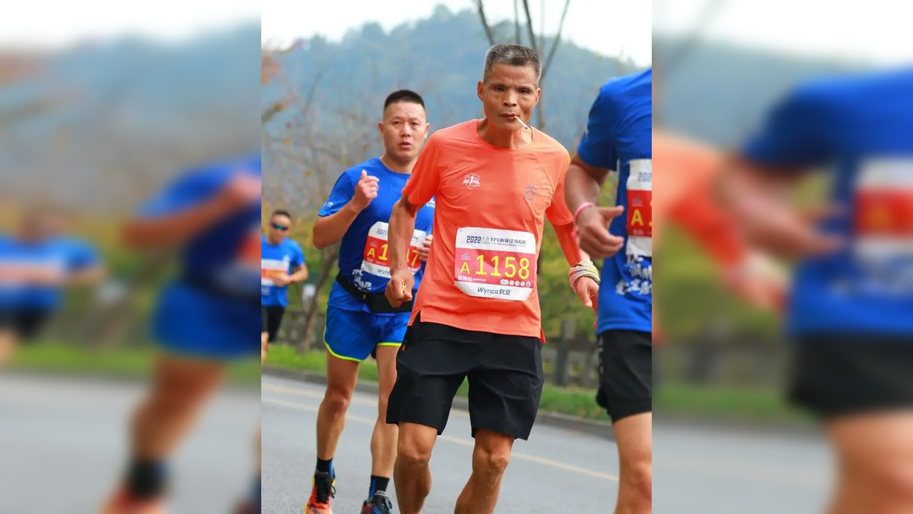 50-year-old man goes viral for completing 42-km marathon while chain ...