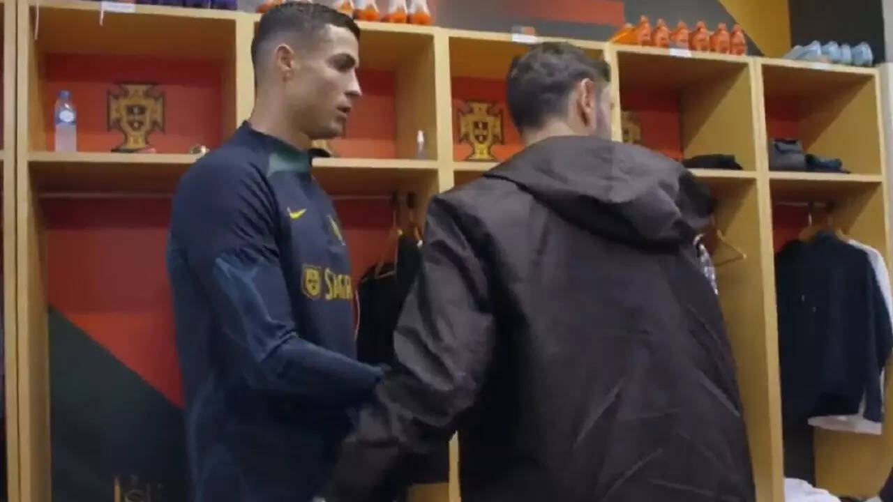 WATCH: Bruno Fernandes gives cold shoulder to Cristiano Ronaldo after ...
