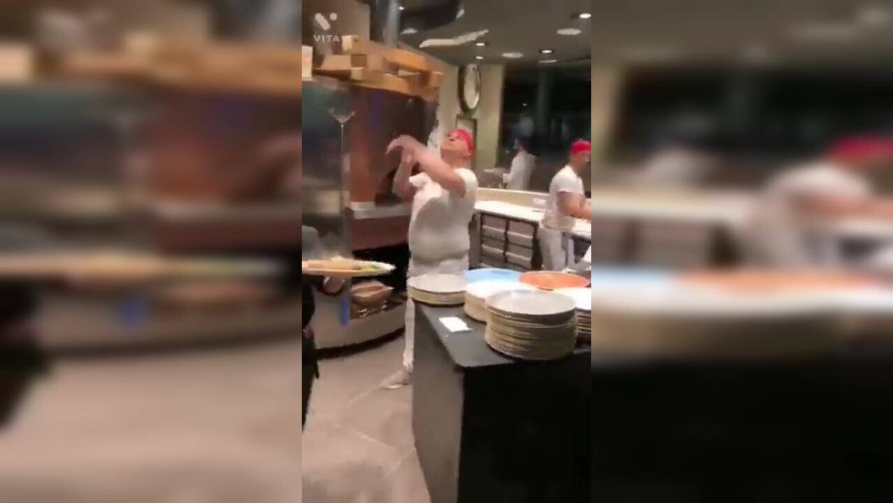 Chef leaves diners absolutely stunned with his extraordinary pizza ...