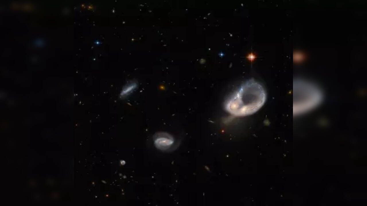 Hubble captures unusual galaxy merger in ancient universe