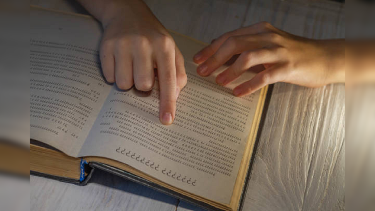 Optical illusion makes it difficult to read words - give it a try and ...