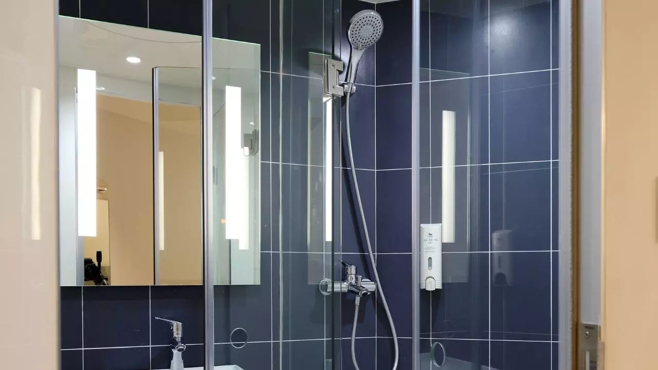 Roommate refuses to shower for months, woman kicks her out | Viral News ...