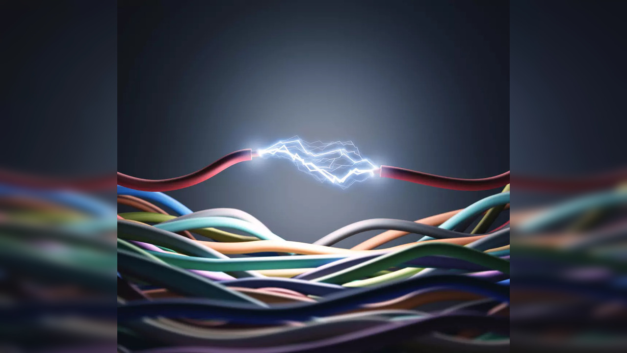 Man electrocuted as live wire touches his head; know how to provide ...