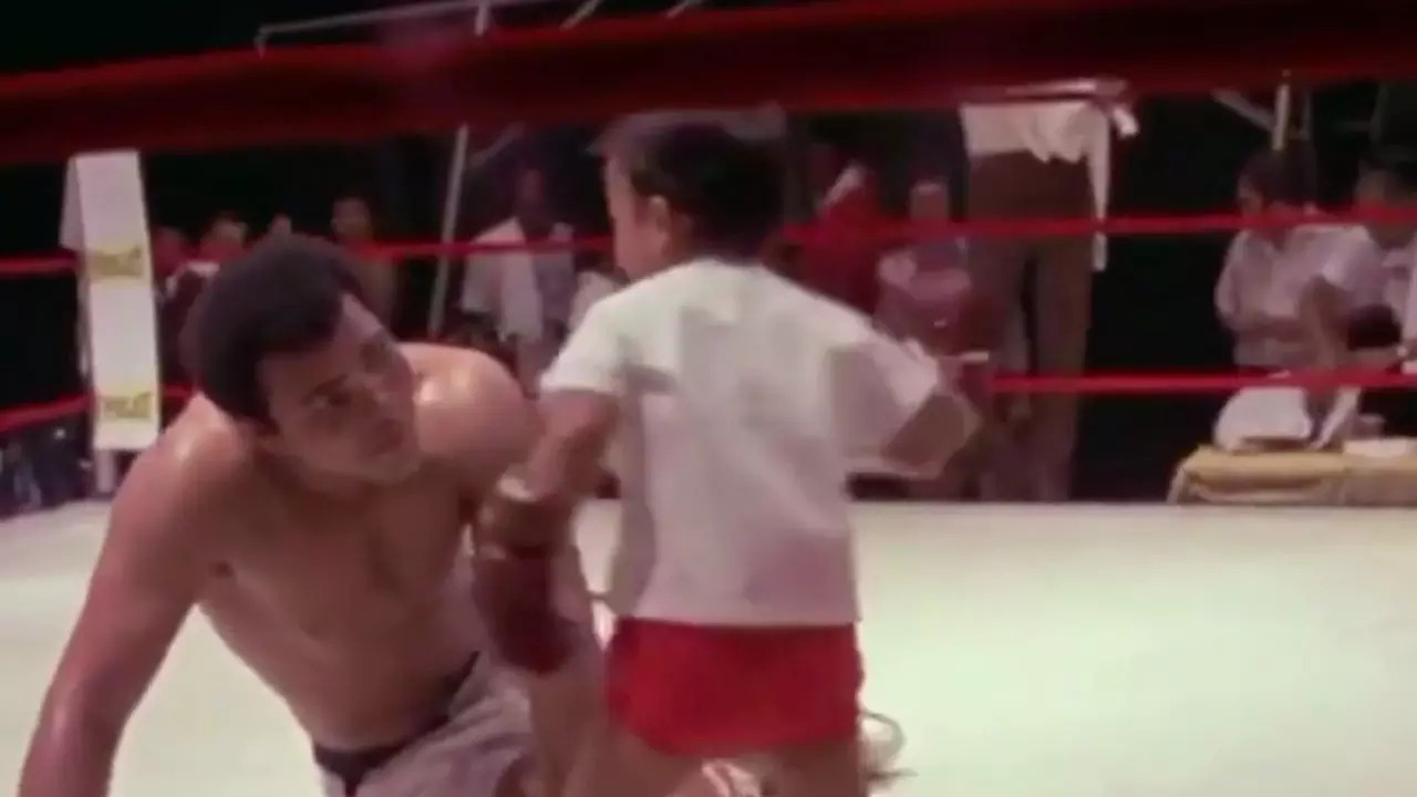 Muhammad Ali being punched by kid is boxing's greatest takedown—Watch ...
