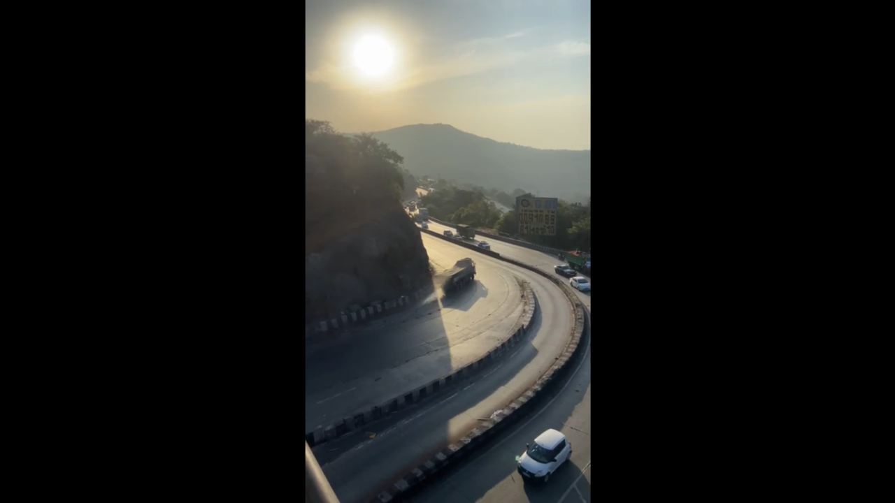 Major truck accident due to brake fail averted on Mumbai Pune ...