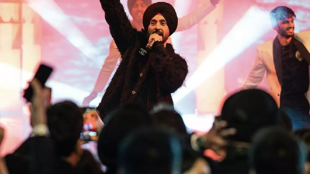 Diljit Dosanjh Mumbai concert inside videos: Kartik Aaryan performs ...