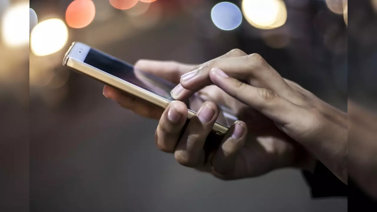 Cmr: Indian couples struggle to disconnect from smartphones, Vivo-CMR ...