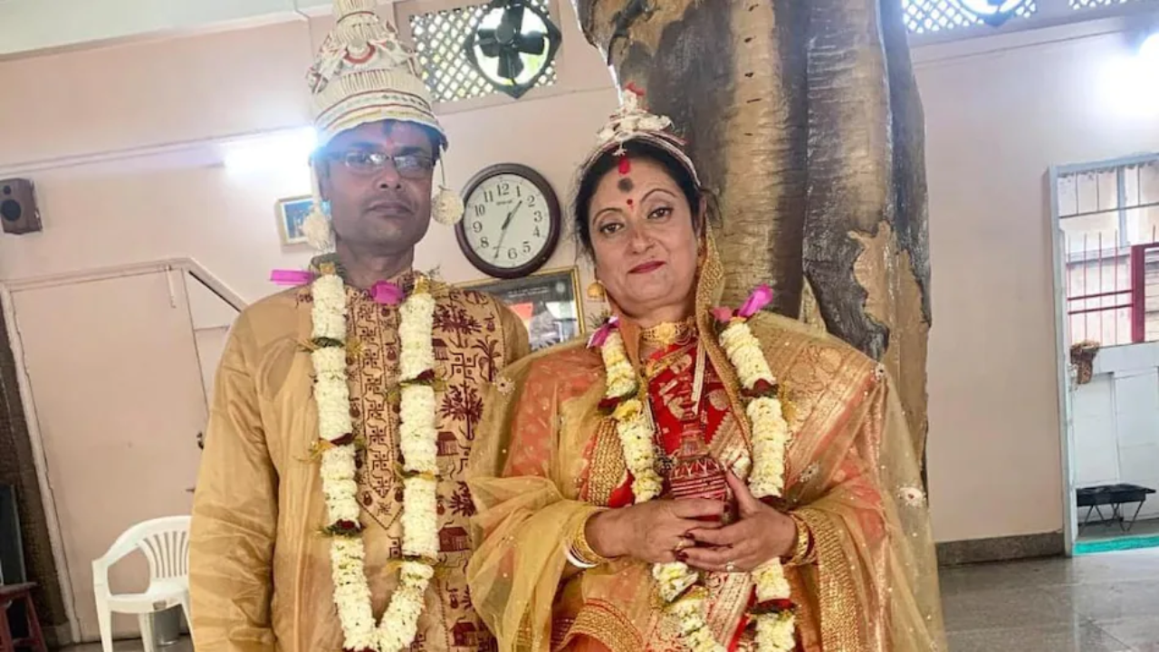 Daughter gets 50-year-old mother remarried, heartwarming story is viral ...