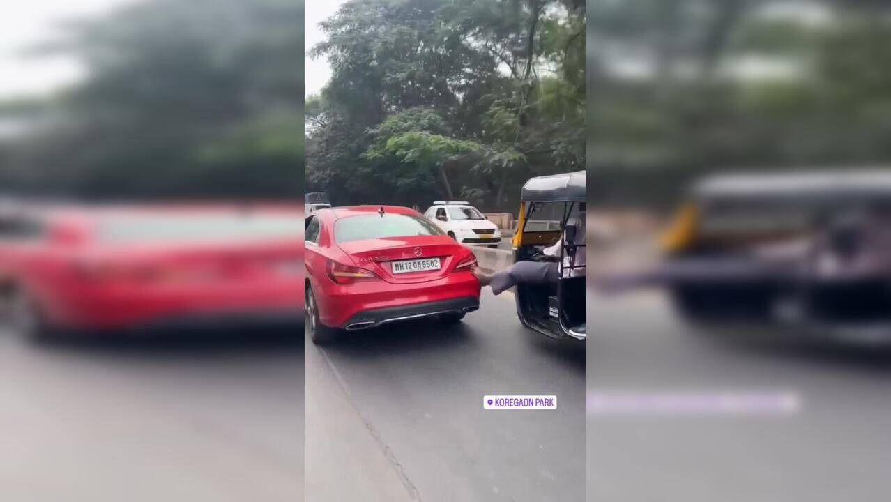 Pune auto rickshaw driver pushes Mercedes with his leg - Viral Video