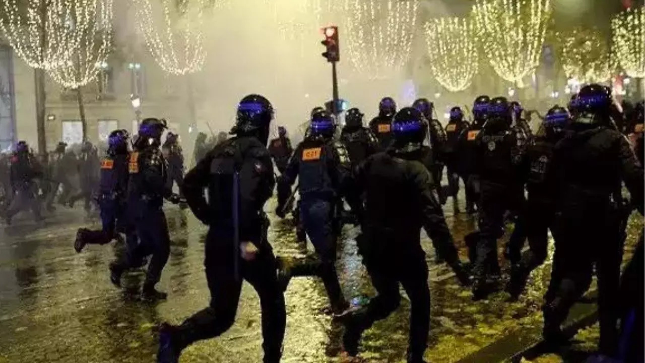 WATCH- Videos show rioters BURN barricade; clash with police in Paris ...