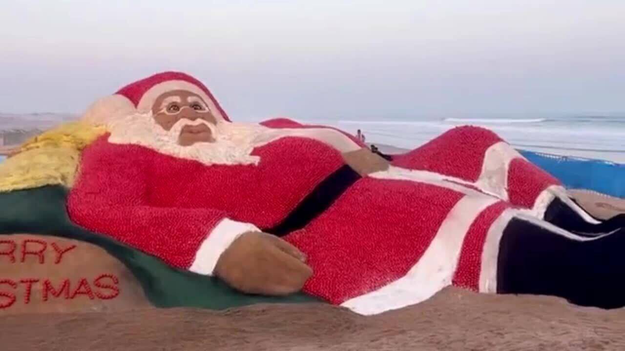 Sculptor creates Santa Claus on sand with 1500 kg of tomatoes | Times Now