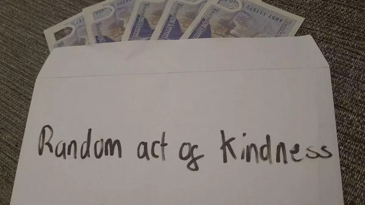 Random act of kindness: Someone spread Xmas cheer by delivering ...