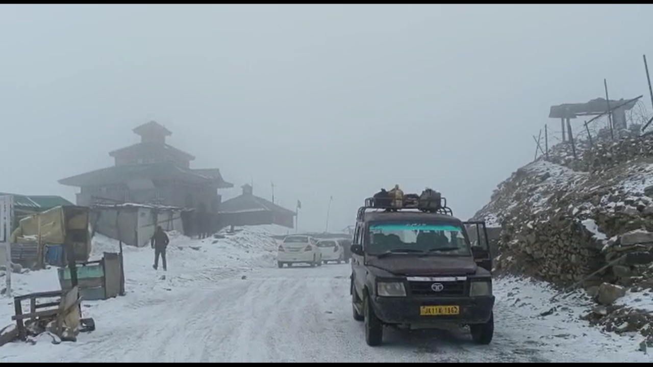 J&K weather: Srinagar, Baramullah receive snowfall; Gulmarg records –4. ...