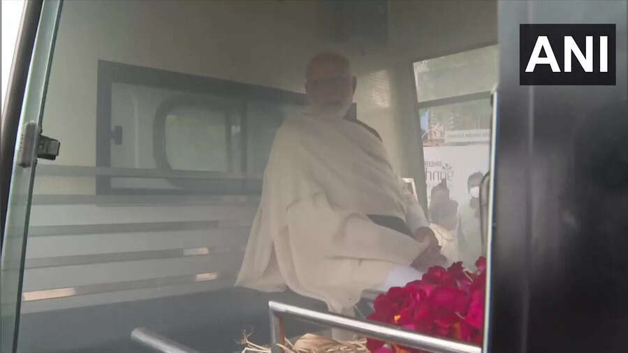 PM Modi's mother Heeraben cremated in Gandhinagar: Updates | Times Now