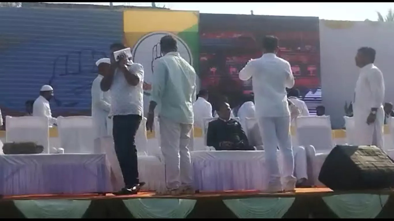 WATCH-Karnataka Congress leaders fight over chair during party ...