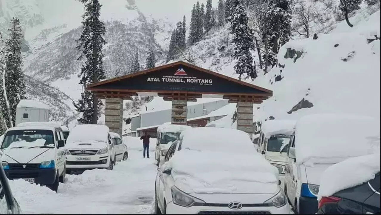 As snowfall arrives, Atal Tunnel craze increases among tourists on New Year