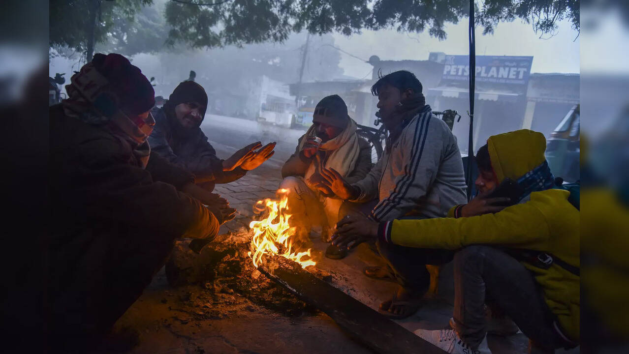 Ladakh freezes at -25° C, Delhi 5° C - See full list of lowest minimum ...