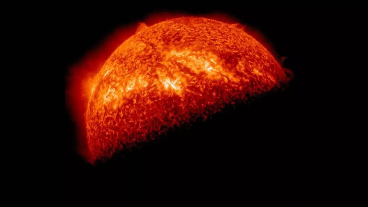 NASA releases new image of Sun emitting solar flare as earth enters new ...