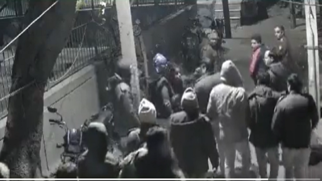 Shocking! Video shows police slapping woman on road, Congress asks 'who ...