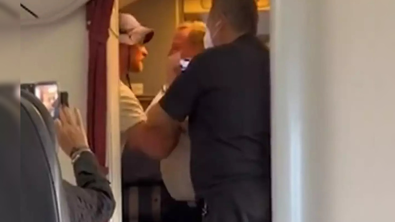 Angry passenger grabs pilot by the shirt, gets kicked off flight ...