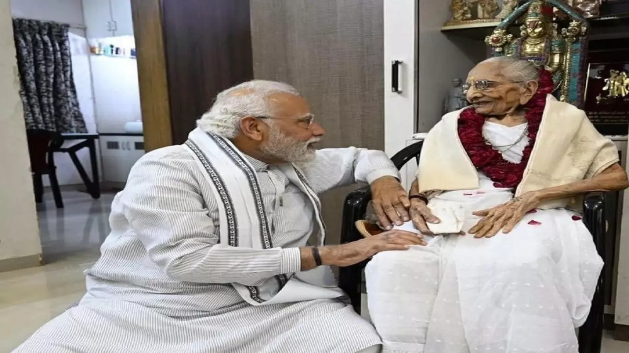 Ashes of PM Modi's mother Heeraben immersed in Ganga in Haridwar ...