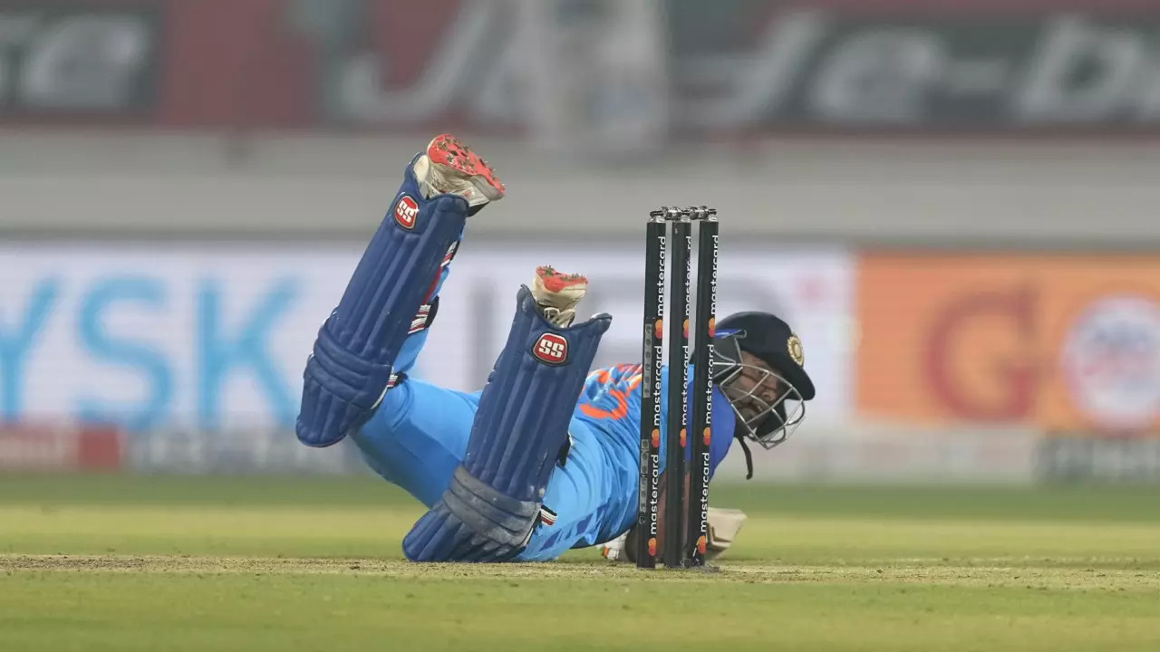 WATCH: Suryakumar Yadav falls while attempting scoop shot; still manages to hit six vs Sri Lanka ...