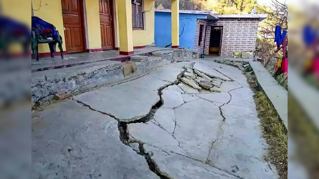 Huge cracks develop in hundreds of houses, roads in Uttarakhand’s ...