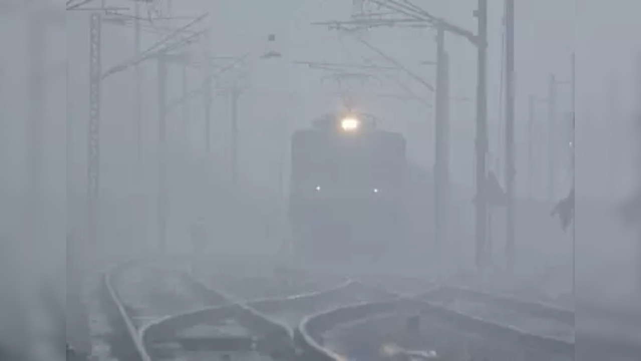 Delhi: Minimum temperature dips to 1.9 degrees Celsius; dense fog delays trains, flights | Delhi ...