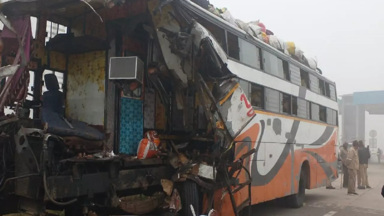 UP: 4 killed, 10 hurt as bus rams into truck amid dense fog on Agra-Lucknow expressway | India ...