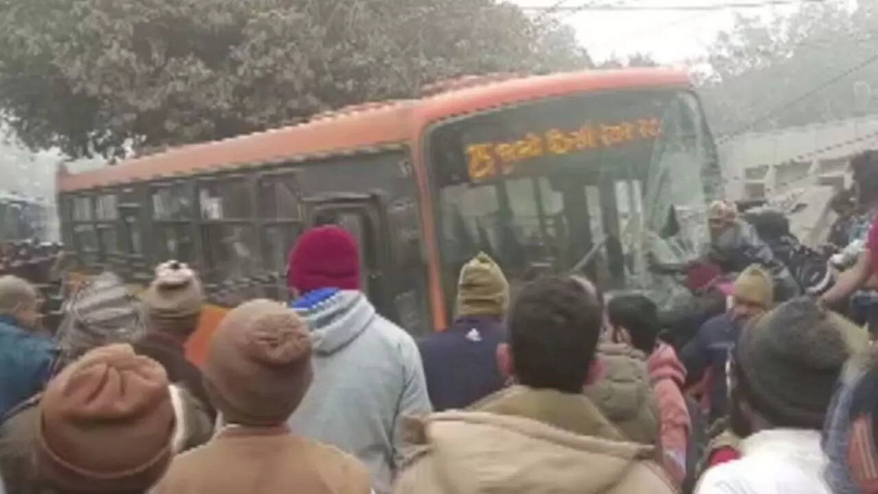 Delhi: Bus rams into pavement near Rohtak Road Sarai Rohilla railway ... Delhi: Bus rams into pavement near Rohtak Road Sarai Rohilla railway ...