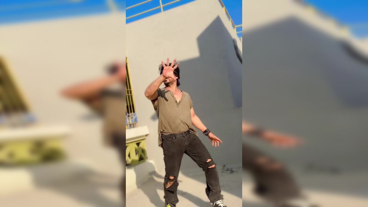 Is That Srk Shah Rukhs Lookalike Dances To Jhoome Jo Pathaan Viral